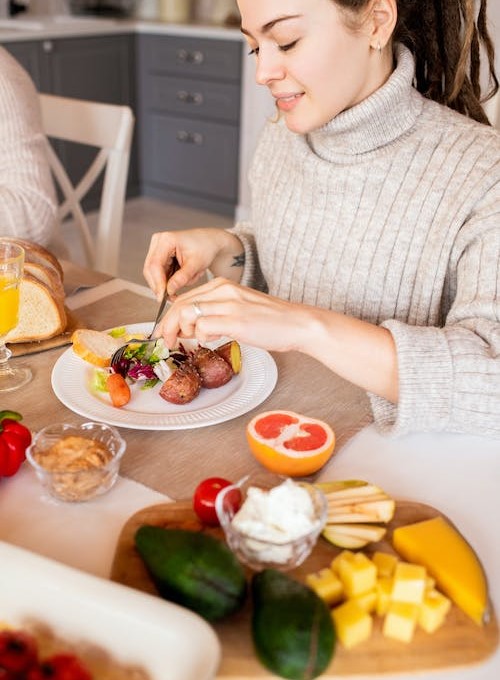 Mindful Mealtimes: Five Mindfulness Eating Tips - Do-It-Yourself HCG